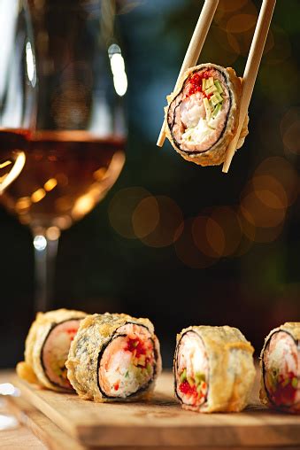 연어와 와인과 함께 뜨거운 튀긴 초밥 롤 초밥 메뉴 일본 음식 핫 프라이드 스시 롤 스시 바에 대한 스톡 사진 및 기타 이미지 스시 바 와인 0명 Istock