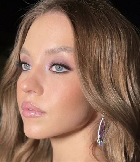 Eyeshadow Looks To Try Sydney Sweeny Makeup Blue Eye Makeup Look Glam Evening Drop Earrings