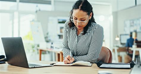 계획 노트북 및 사무실에서 메모 비즈니스 성장 및 그래픽 디자인을위한 온라인 웹 사이트 프로젝트 일정 의제 디지털 에이전시에서