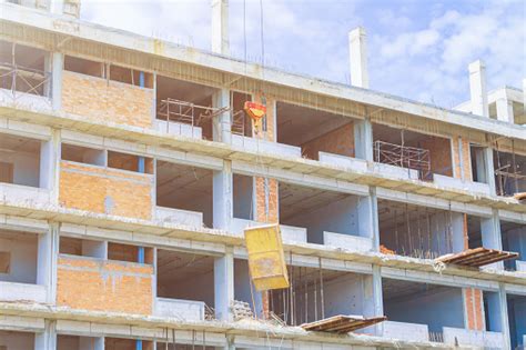 큰 건물 건설 현장에 고 시를 개발 합니다 복사와 공간에 텍스트 추가 강철에 대한 스톡 사진 및 기타 이미지 강철 개발 건물 외관 Istock