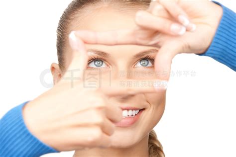 可爱高清图片 用手指创建框架的可爱女人的图片 人像图片免费下载格式4900像素编号38808466 千图网