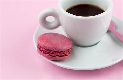 카푸치노에 스 프레소 커피와 분홍색 배경에 프랑스 마카롱 또는 마카롱 쿠키 0명에 대한 스톡 사진 및 기타 이미지 0명 노랑 녹색 Istock