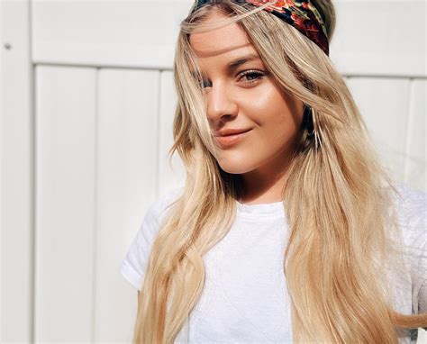 Seductive Look Scrolller