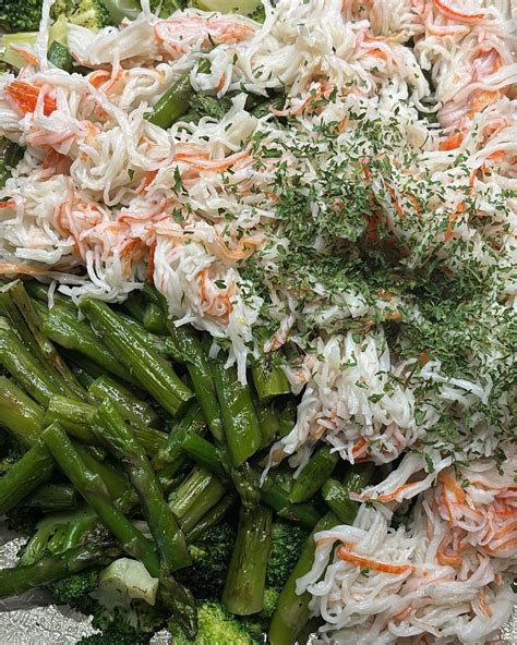 스톡홀름샐러드 계명대점🇸🇪 48 화요일 오늘의 샐러드 양상추 청경채 방토 파인애플 버터알감자 베이글 양념닭가슴살 양파 돈육소세지 유자냉우동 현미밥 배달은 요청시에