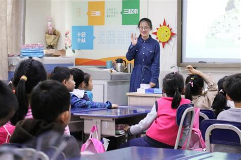 我院学生组成的青新阅读推广服务队在金门路小学开展专题阅读课 青岛大学文学与新闻传播学院