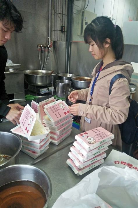 感謝有你拼出幸福 苗栗家扶頒發獎助學金 打工換餐 大紀元