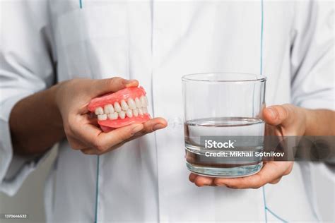 용액이있는 유리의 보철 치과 보철 관리 턱의 전체 이동식 플라스틱 틀니 두 개의 아크릴 의치 가짜 이빨이있는 위쪽과 아래턱 틀니