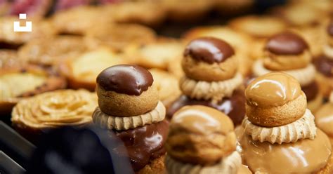 설탕을 입힌 컵 케이크 그룹 사진 Unsplash의 무료 프랑스 이미지