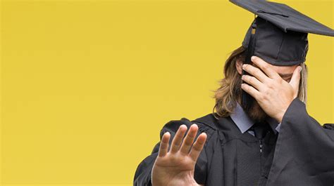 젊은 잘생긴 졸업 손으로 눈을 덮고 격리 된 배경 위에 긴 머리를 가진 남자 및 중지 하 고 슬픈와 몸짓 및 공포 식 당황 하 고 부정적인 개념입니다 가리기에 대한 스톡