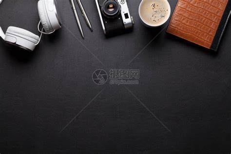 带记事本耳机相机和咖啡杯的办公室皮桌高清图片下载 正版图片502772525 摄图网