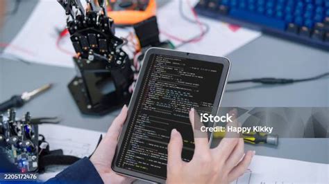 클로즈업 엔지니어 개발자 작업 코드 로봇 공학 팔 모델 디지털 태블릿의 모델 테스팅 프로그램 기계 소프트웨어 구성 요소 손의 움직임 3차원 형태에 대한 스톡 사진 및 기타