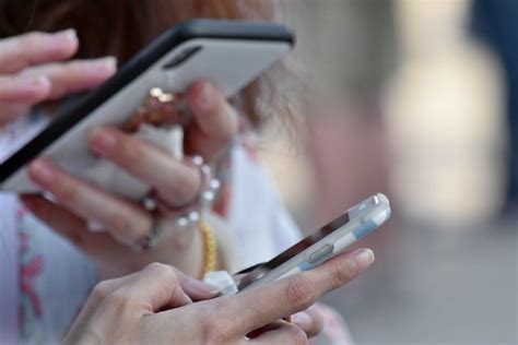 무료 사진 흑백 손 사람들 여자 전화 남자 어두운 실내