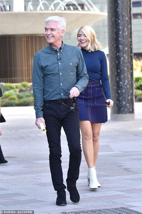 Holly Willoughby Soaks Up The Sun As She Films This Morning Outside