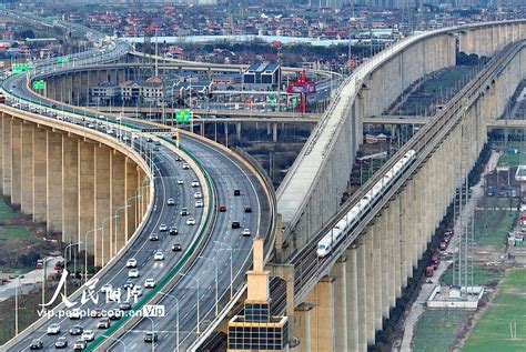 沪苏通长江公铁大桥迎来春节假期首个返程车流高峰许丛军图片网江苏