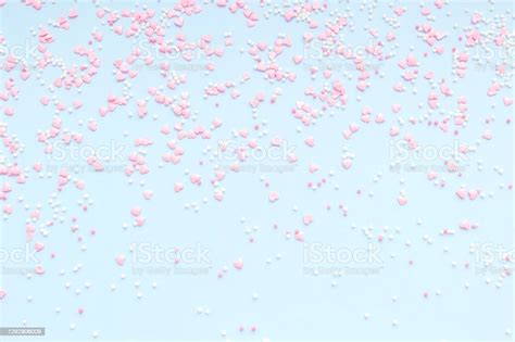 디자인에 대한 축제 로맨틱 한 부드러운 추상적 인 배경 파란색 배경에 하트 모양의 분홍색 색종이 상단 보기 플랫 레이 컴포지션 텍스트공간을 복사합니다 0명에 대한 스톡 사진