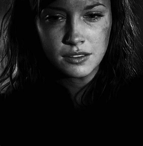 Katie Cassidy Tag Primo