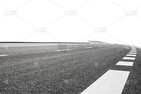 沥青路面背景纹理上的白色背景