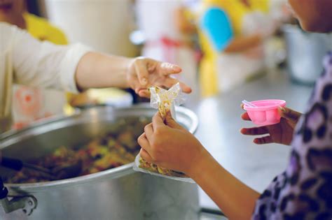 기아를 완화 시키기 위해 가난한 사람들을 위한 공유 하는 식품의 개념 개념에 대한 스톡 사진 및 기타 이미지 개념 개념과 주제 거지 Istock
