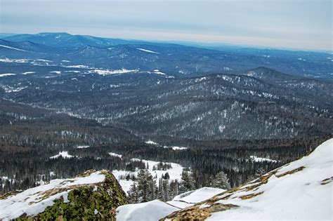 우투야 산에서 바라본 풍경 고르나야 쇼리아의 겨울 풍경 러시아 케메로보 지역 셰레게쉬 스키 리조트 0명에 대한 스톡 사진 및 기타 이미지 Istock