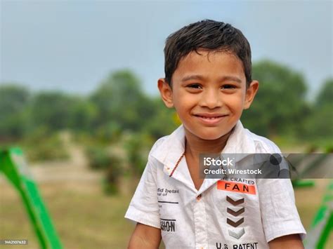 녹색 흐림 배경으로 여름 공원에서 포즈를 취하는 어린 소년 귀여운 웃는 5 년 십 대 소년 초상화 미소에 대한 스톡 사진 및 기타 이미지 Istock