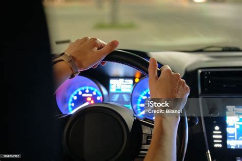 밤에 배경에 흐릿한 도시 가로등으로 스티어링 휠 운전 자동차를 들고 드라이버 손을 닫습니다 계기판 차량 부분에 대한 스톡 사진 및 기타 이미지 Istock