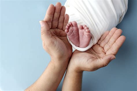 갓 태어난 아기의 작은 발 하얀 담요에 신생아의 부드러운 다리 신생아의 발가락 발 뒤꿈치 및 발을 닫습니다 스튜디오 매크로 사진 흰색 배경에 아기 발입니다 가족에 대한 스톡