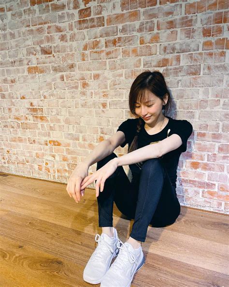 王心凌身材火辣，穿短款上衣搭阔腿裤高挑纤瘦，少女感扑面而来造型