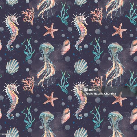 해파리 산호 조개 조류가 어두운 파란색 배경에 있는 해마 수채화 그림입니다 해양 완벽 한 패턴입니다 직물 섬유 벽지 포장 장식 및 해변 디자인 그리기에 대한 스톡 벡터 아트