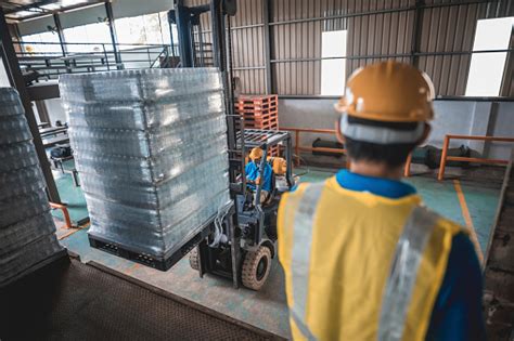 아시아 창고 노동자 는 지게차와 트럭에 팔레트에 상자를로드 하는 동안 포맨 계산 재고 세미 트럭에 대한 스톡 사진 및 기타 이미지 세미 트럭 싣기 지게차 Istock