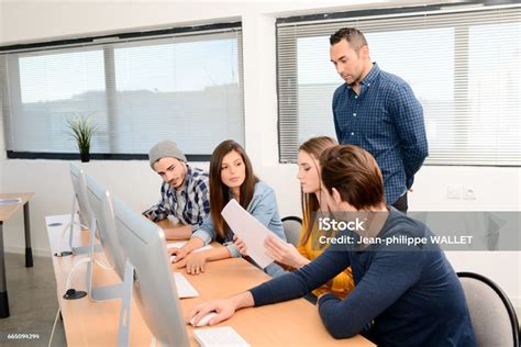 행에서 데스크톱 컴퓨터와 컴퓨터 학교 교실 학습 프로그램에서 선생님과 함께 다섯 젊은 이들이 학생의 그룹 Stem 주제에 대한 스톡 사진 및 기타 이미지 Istock