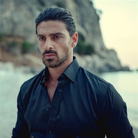 Nam Chính Phim 18 ‘365 Days Vướng Nghi Vấn Hẹn Hò Em Gái Kim Kardashian