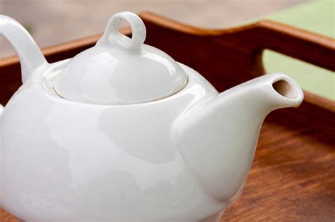 유기 나무 쟁반 근접 촬영 매크로에 우아한 간단한 일반 흰색 영어 주전자 전통적인 단순한 방식으로 차를 마시고 차 마시는 개념 티포트에 대한 스톡 사진 및 기타 이미지