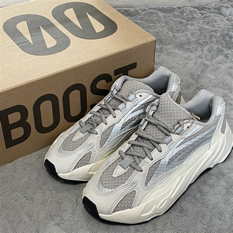 아디다스 이지 스태틱 700 패션후기 어미새