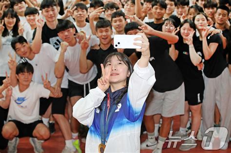 최연소 금메달 반효진 대구체고 뜨거운 환영 뉴스1