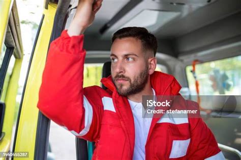 젊은 남자 구급차 옆에 앉아있는 구급 대원 구급차에 의한 구급 대원 에머젠시 콜에 응답할 준비를 하기 건강관리와 의술에 대한 스톡 사진 및 기타 이미지 Istock