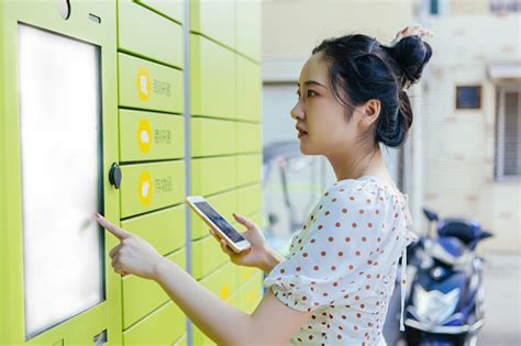 한 여성이 휴대 전화의 코드를 스캔하여 급행 사물함에서 택배를 픽업합니다 사물함에 대한 스톡 사진 및 기타 이미지 사물함 지불 25 29세 Istock