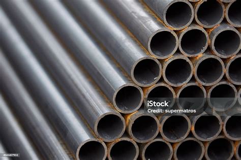 금속 제품의 창 고에서 팩에서 라운드 섹션의 금속 프로필 파이프 0명에 대한 스톡 사진 및 기타 이미지 0명 강철 관 신체 부분 Istock