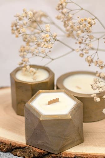 나무 스탠드에 화분에 향기로운 양초 간장 왁스 양초와 Gypsophila 장식 0명에 대한 스톡 사진 및 기타 이미지 0명 공휴일 광고 Istock