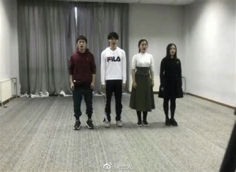 「易烊千璽」3人期末考照流出！網抓亮點「他的女友在旁邊」爆討論！