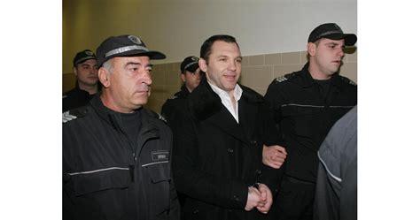 Задържаха 3 ма притискали свидетел срещу Баретата