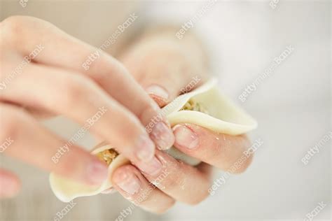 요리하기 음식준비 쿠킹클래스 가정학수업 만두 한식 만두피 만두 왕만두 만두소 이미지 Jv11975387 게티이미지뱅크