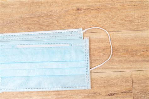 고무 귀 끈이있는 수술 용 마스크 입과 코를 덮는 전형적인 3ply 수술 마스크 박테리아에서 절차 마스크 보호 개념입니다 2019년에 대한 스톡 사진 및 기타 이미지