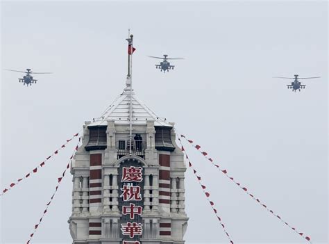 「中華民國中樞暨各界慶祝111年國慶大會」10日上午在總統府前廣場舉行，日本京都橘高校吹奏部受邀來台表演，在吹奏樂聲中，展現青春活力。中央社