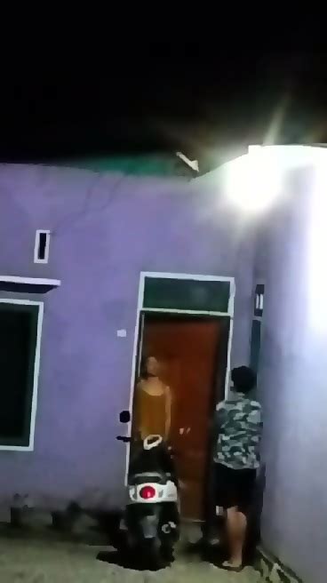 Viral Ngintip Tetangga Mesum Di Depan Rumah
