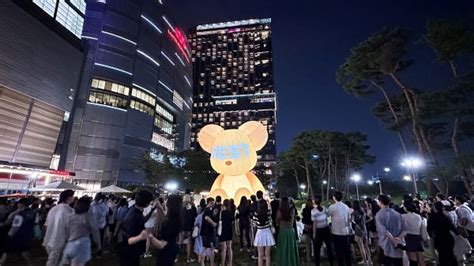 롯데월드타워 초대형 작품 베어벌룬 전시