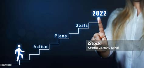 2022년 성공적인 사업 계획이 증가하고 있는 것을 지적하는 비즈니스 우먼과 한 수치가 성공의 사다리를 오르고 있습니다 새해 2022 계획 행동 및 목표 2022년에 대한