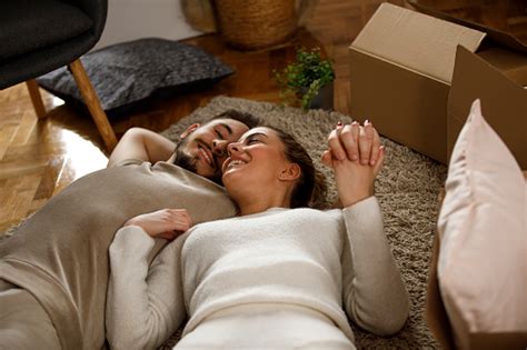 Pasangan Muda Jatuh Cinta Tergeletak Di Lantai Rumah Baru Mereka Mereka