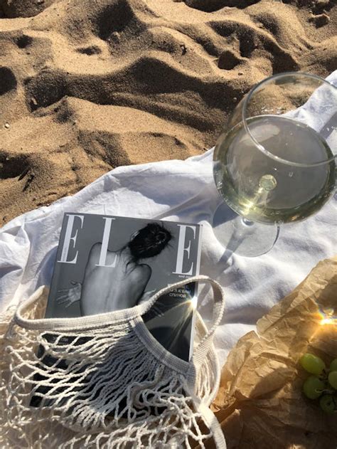 일 키스 간청 해변의 날 고요한 그림자 그물 가방 독서하는 라이프스타일 러시아 레저 맑은 날 매거진 메쉬 백 모래 모래사장 문화 잡지 비치