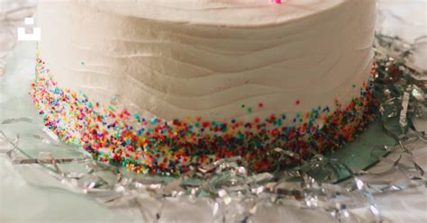 촛불이 달린 분홍색과 흰색 케이크 사진 Unsplash의 무료 케이크 이미지