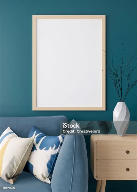 현대 거실의 파란색 벽에 빈 수직 사진 프레임 미니멀 한 스타일로 인테리어를 모의 그림을 위한 여유 공간 푸른 소파와 화병이있는 나무 사이드 보드 3d 렌더링 수직 뷰입니다